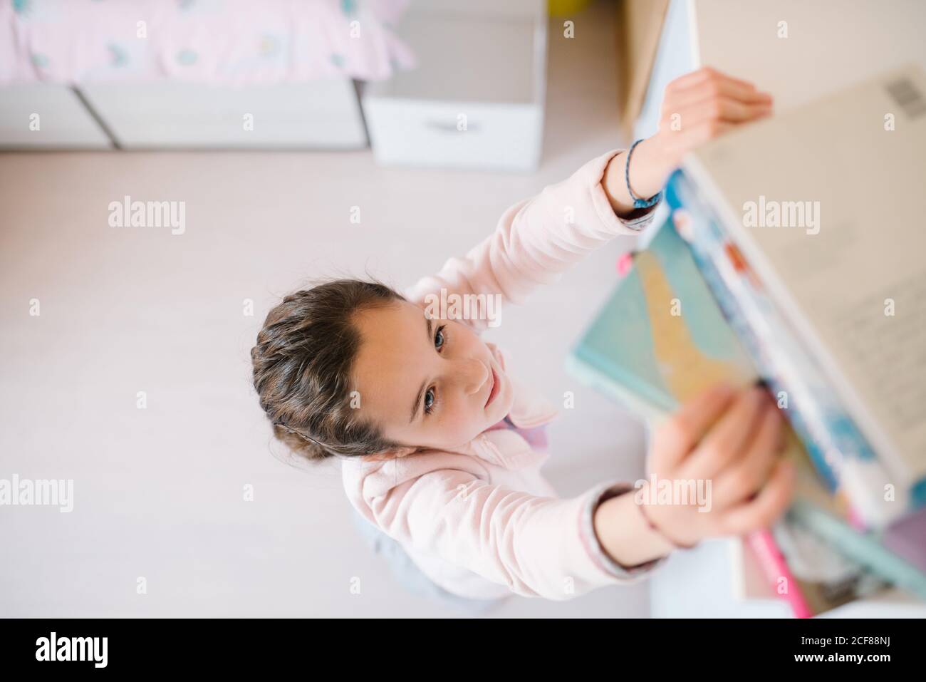 Reaching high shelf hi-res stock photography and images - Alamy