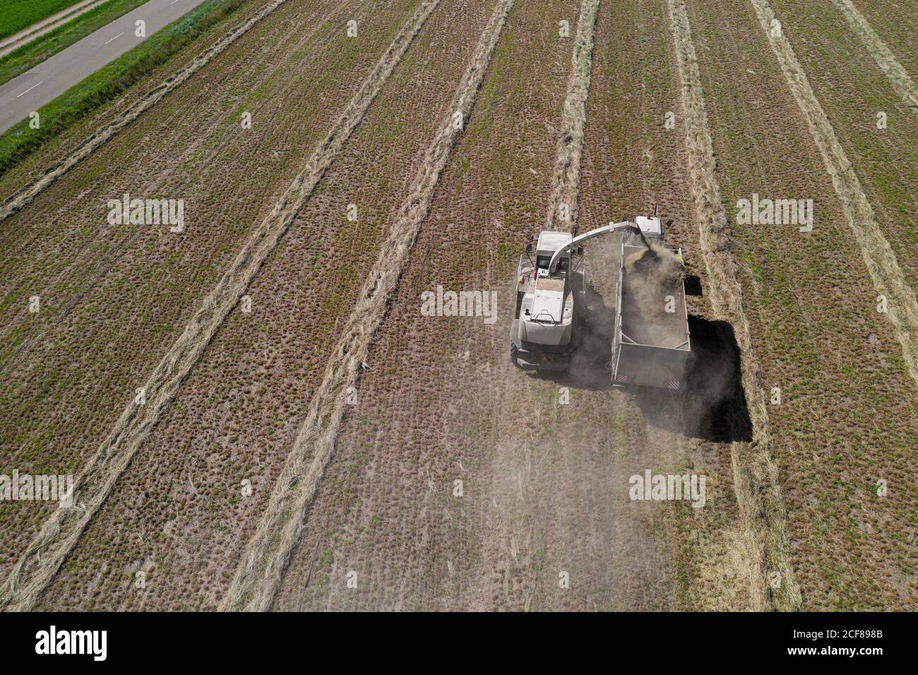 Hay bale from above hi-res stock photography and images - Alamy
