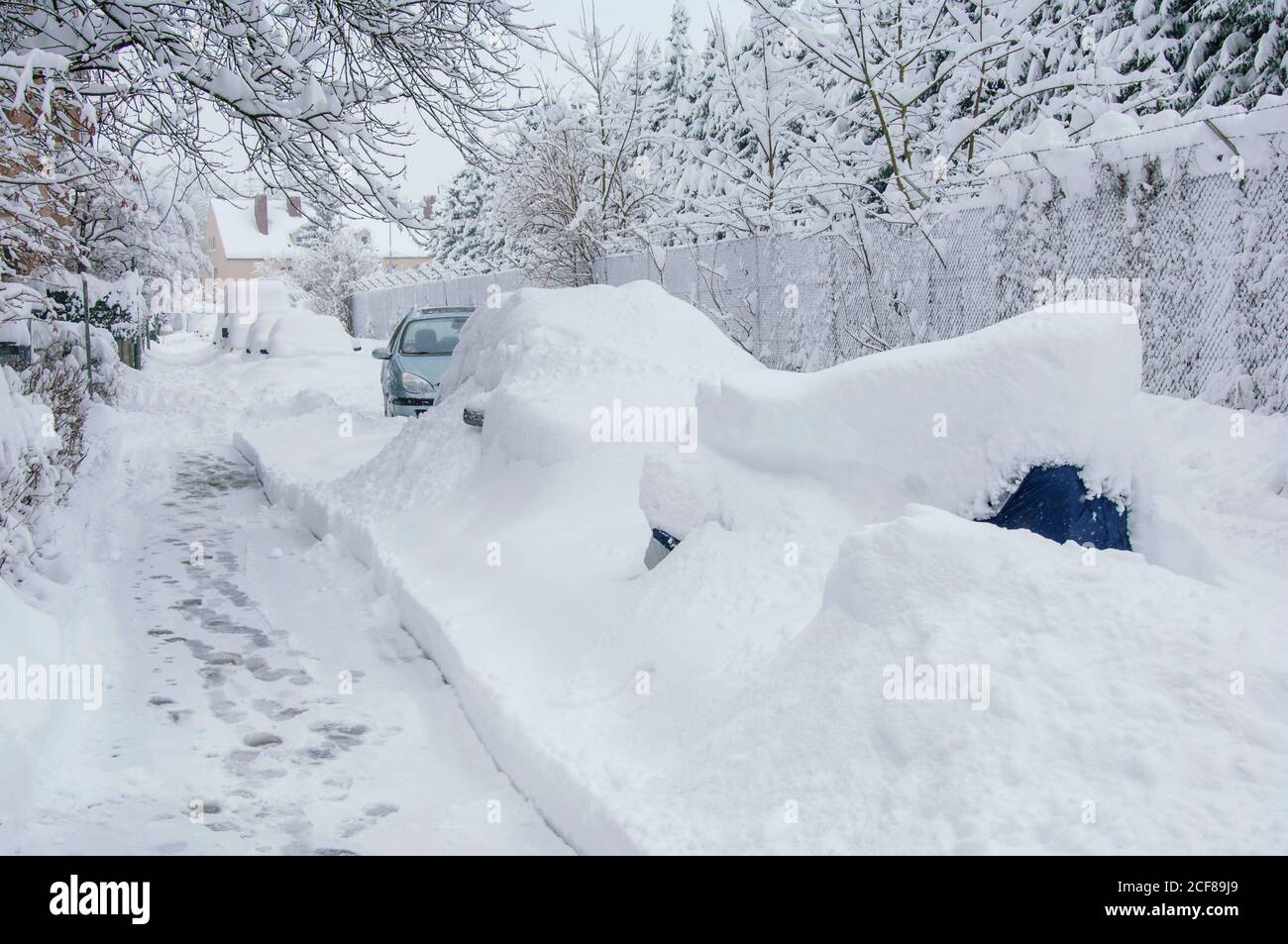 Snow covered vehicles after heavy snowfall Stock Photo - Alamy