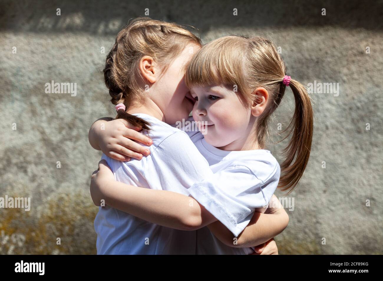 Siblings hugging each other hi-res stock photography and images - Alamy