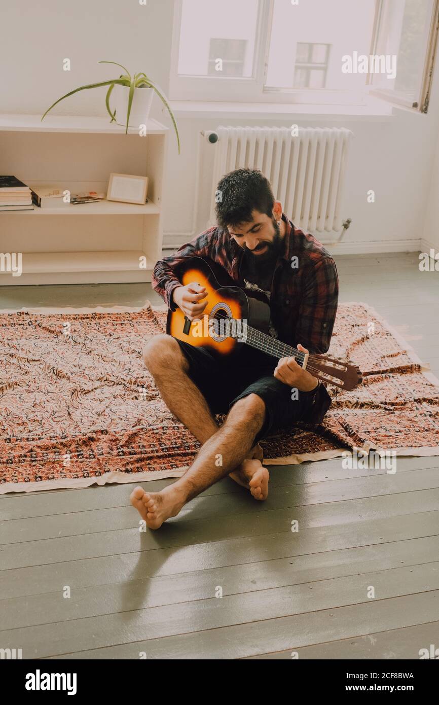 Barefoot guitar player hi-res stock photography and images - Alamy