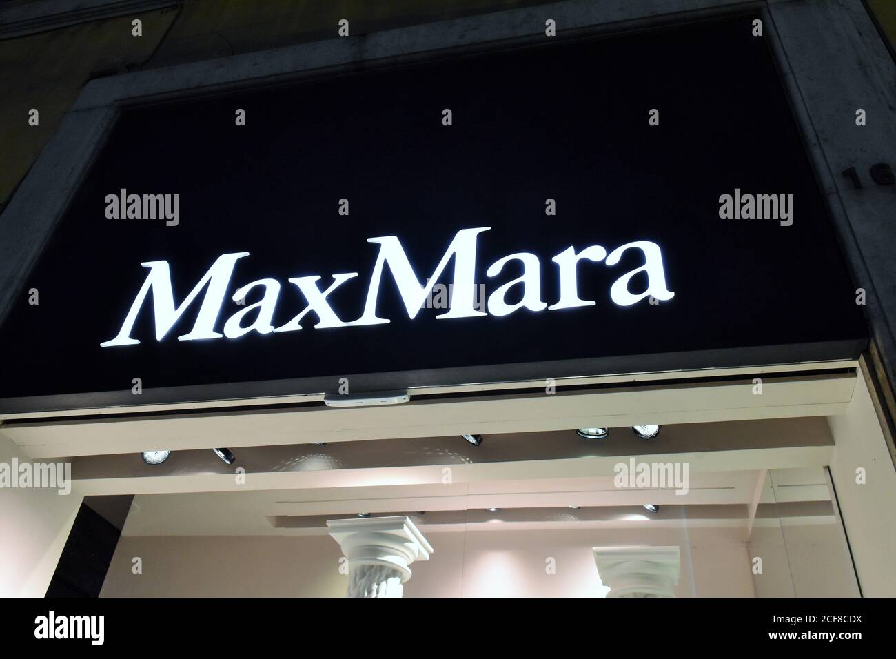 Maxmara sign hi-res stock photography and images - Alamy