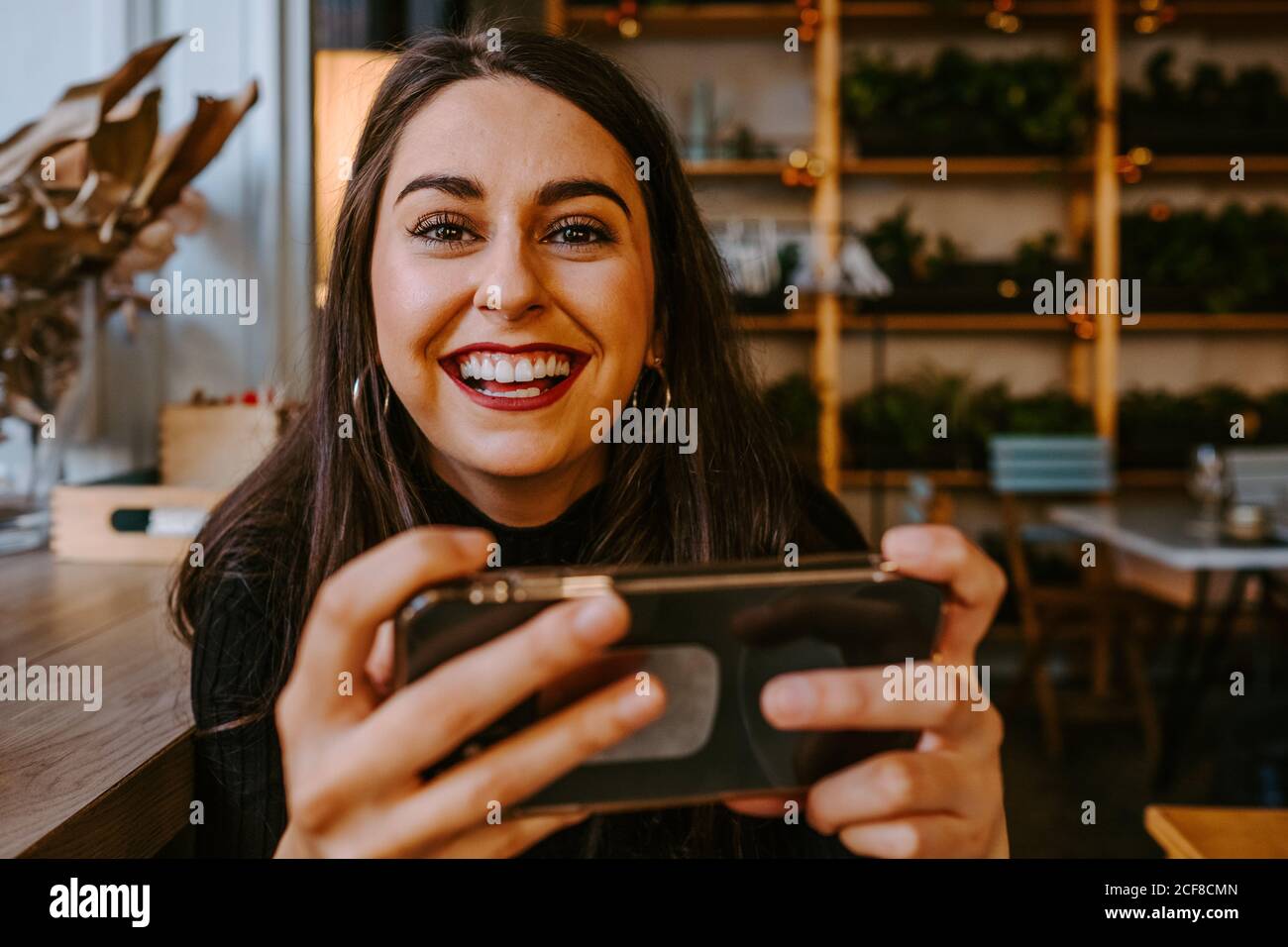 Lady with smartphone hi-res stock photography and images - Alamy