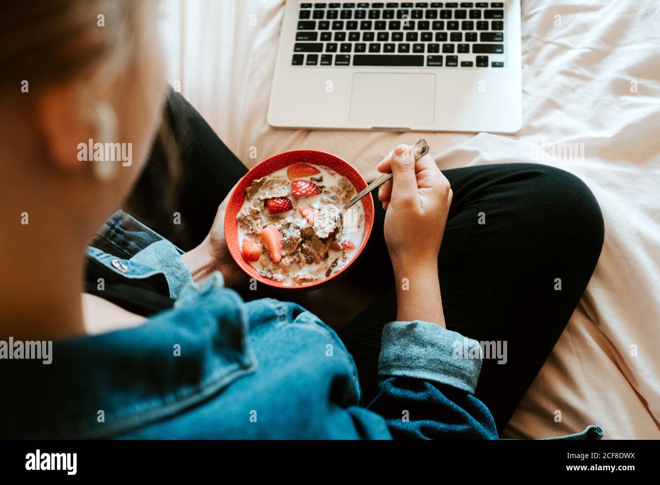 Woman breakfast bed overhead hi-res stock photography and images - Alamy