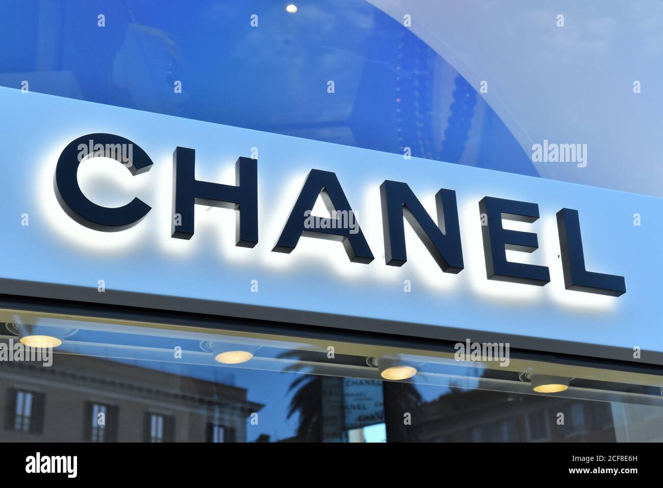 THE SIGN OF THE CHANEL BOUTIQUE Stock Photo - Alamy