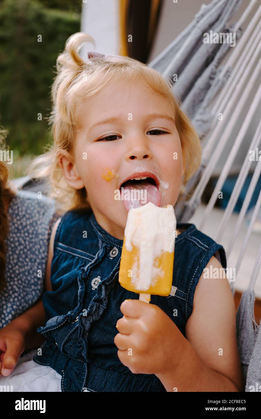 Child eating popsicle hi-res stock photography and images - Alamy