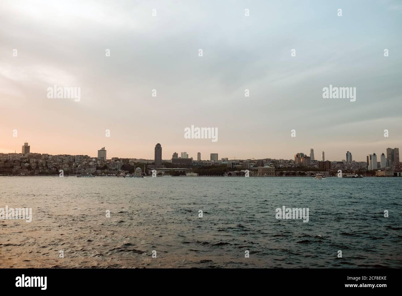 Skyscrapers near water hi-res stock photography and images - Alamy