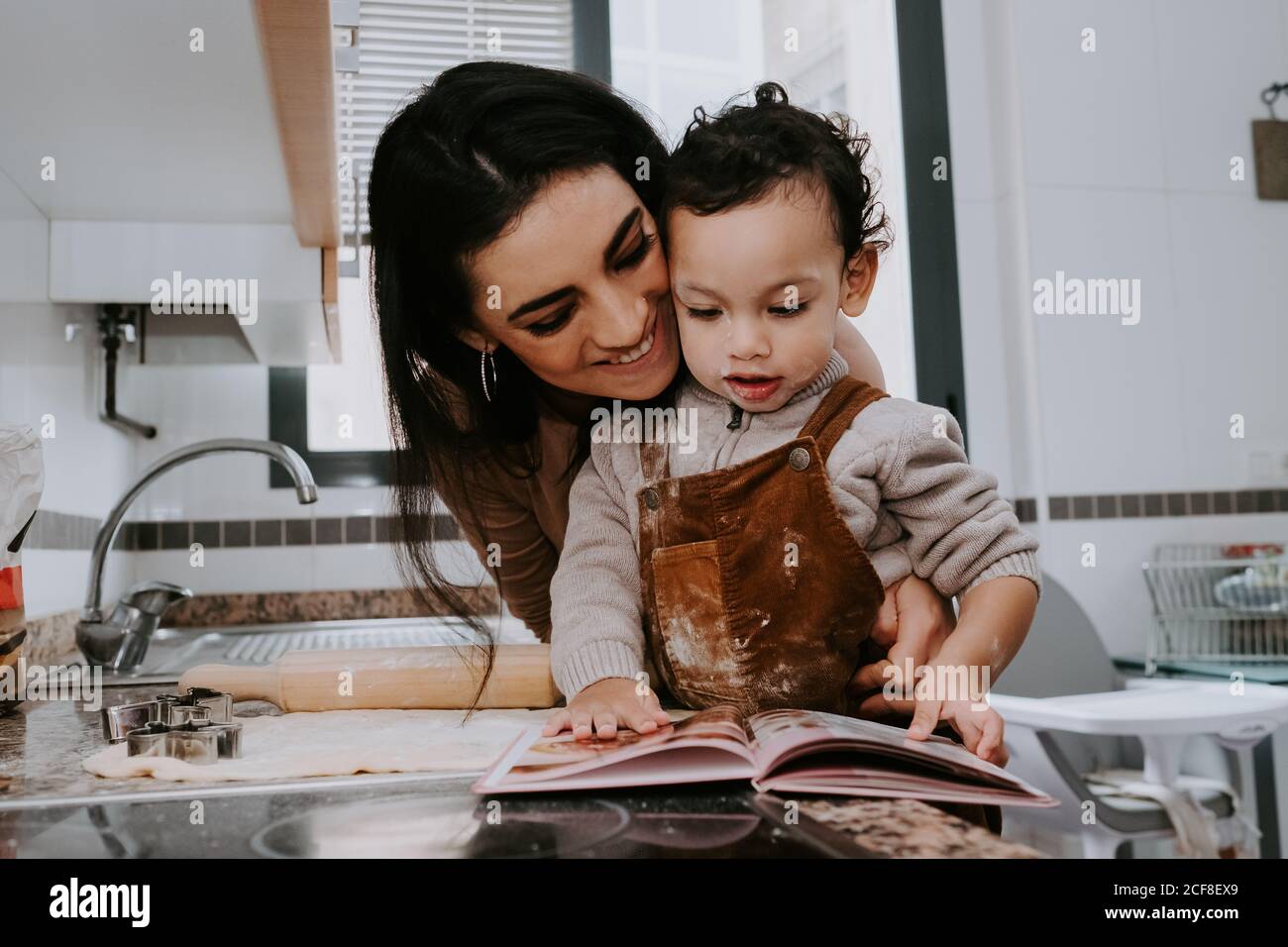 Child and parent and cooking and book hi-res stock photography and ...