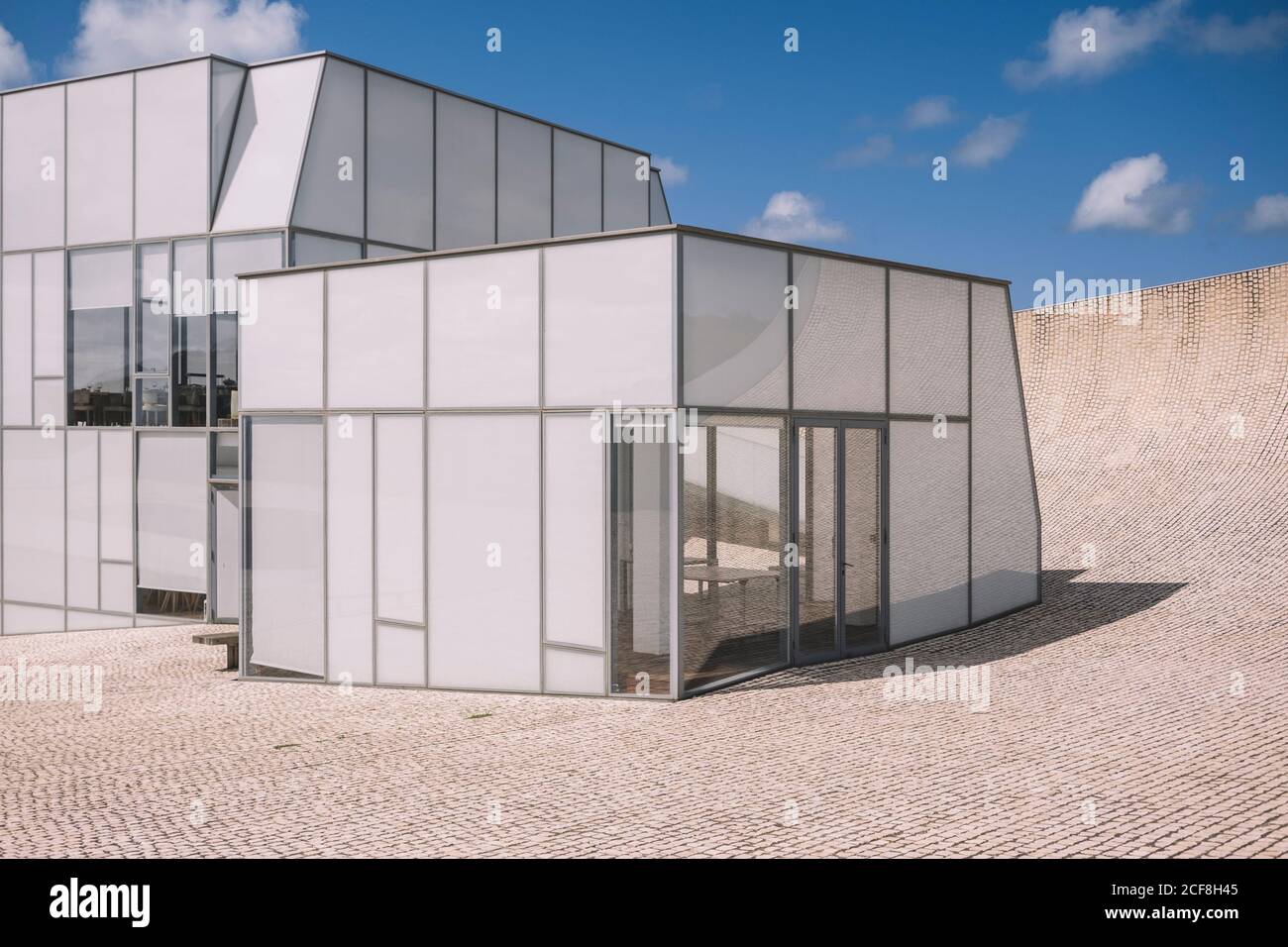 Modern mansion house stone hi-res stock photography and images - Alamy