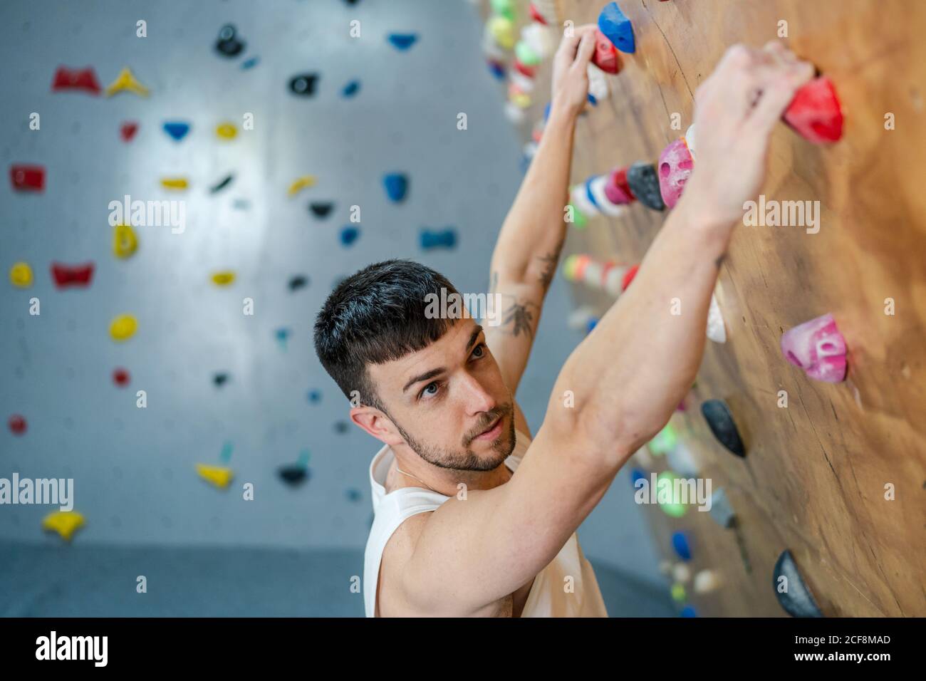 Man muscular bouldering hi-res stock photography and images - Alamy