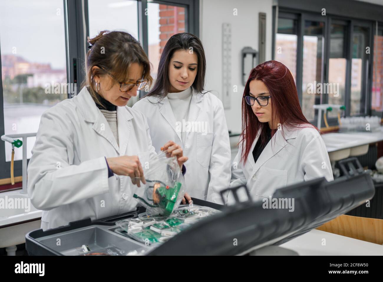 Female scientists hi-res stock photography and images - Alamy