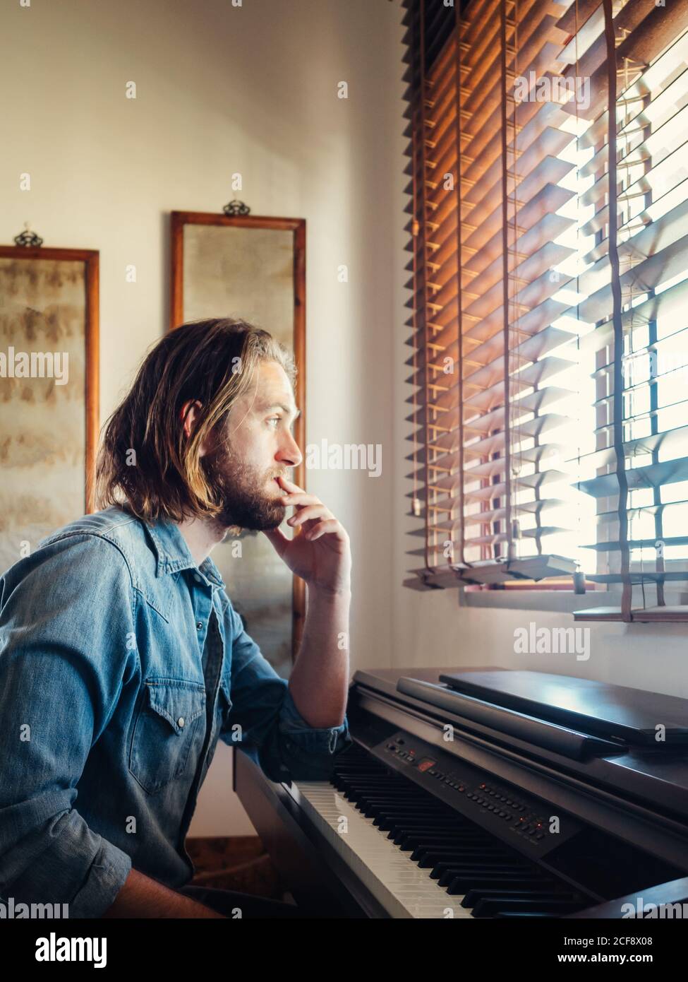 Playing synthesizer hi-res stock photography and images - Alamy