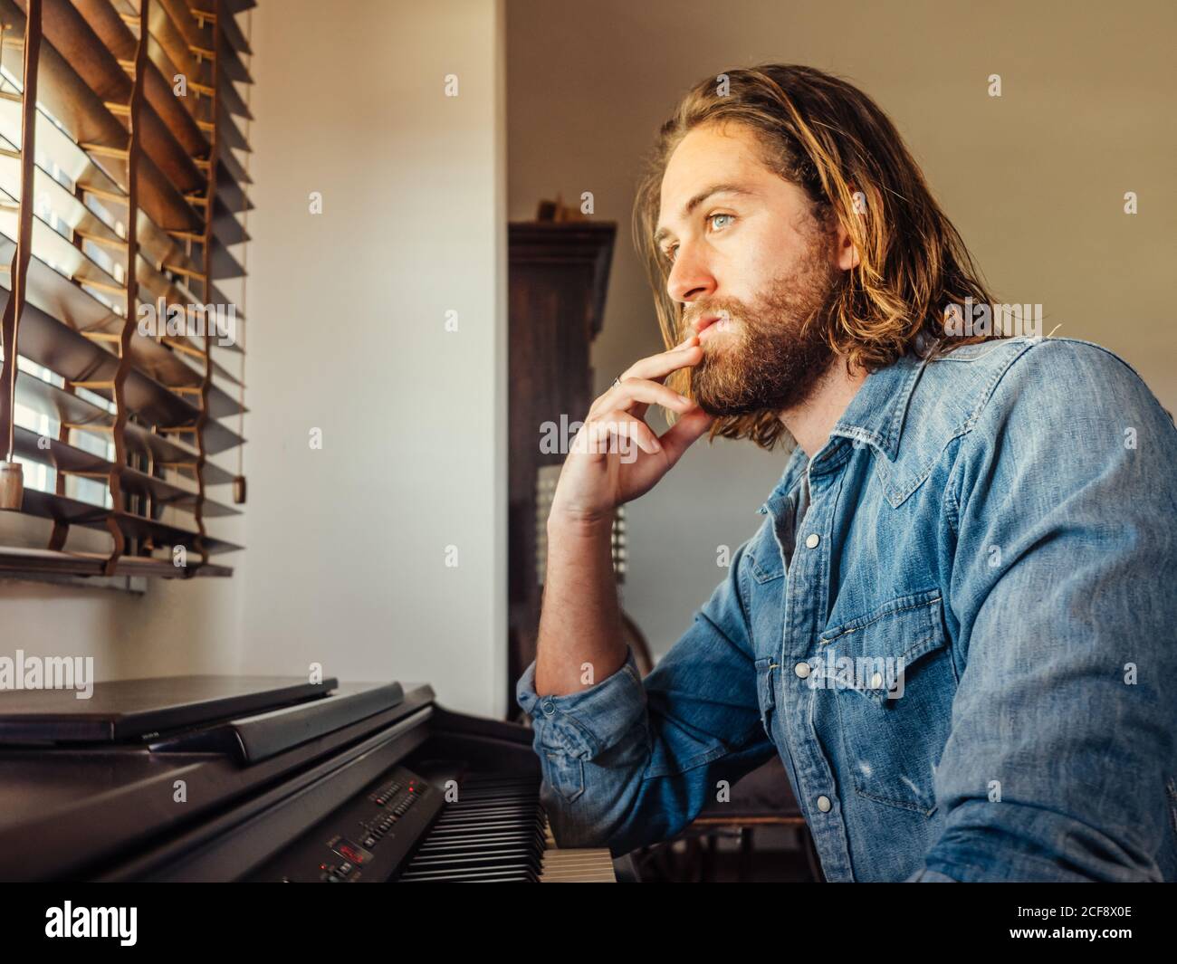 Playing synthesizer hi-res stock photography and images - Alamy