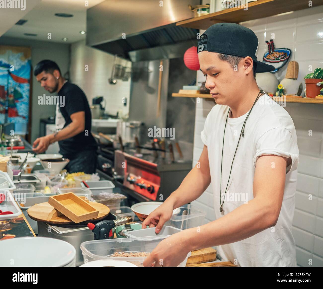 Japanese restaurant staff hi-res stock photography and images - Alamy