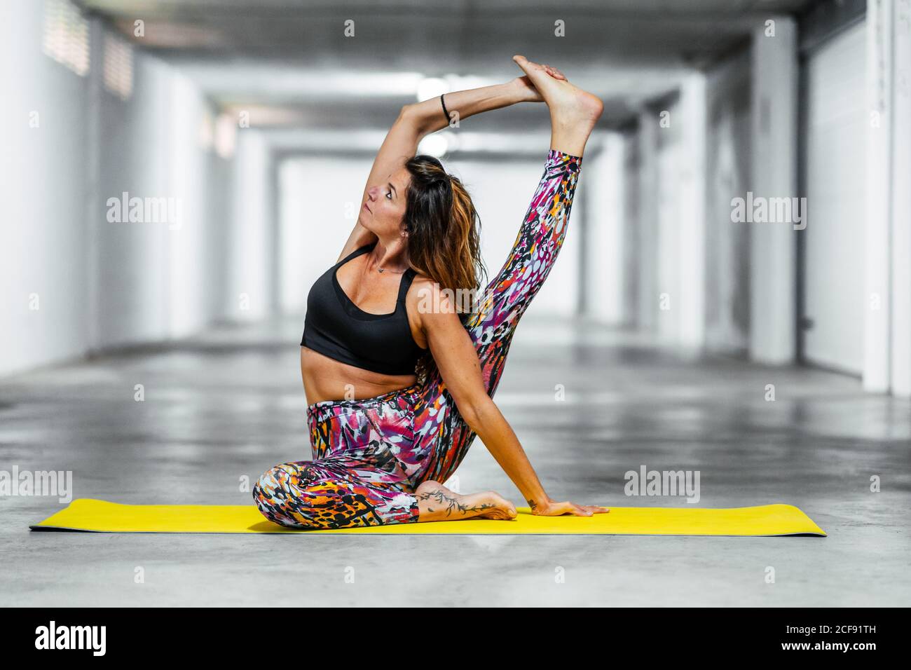 Parivrita surya yantrasana hi-res stock photography and images - Alamy