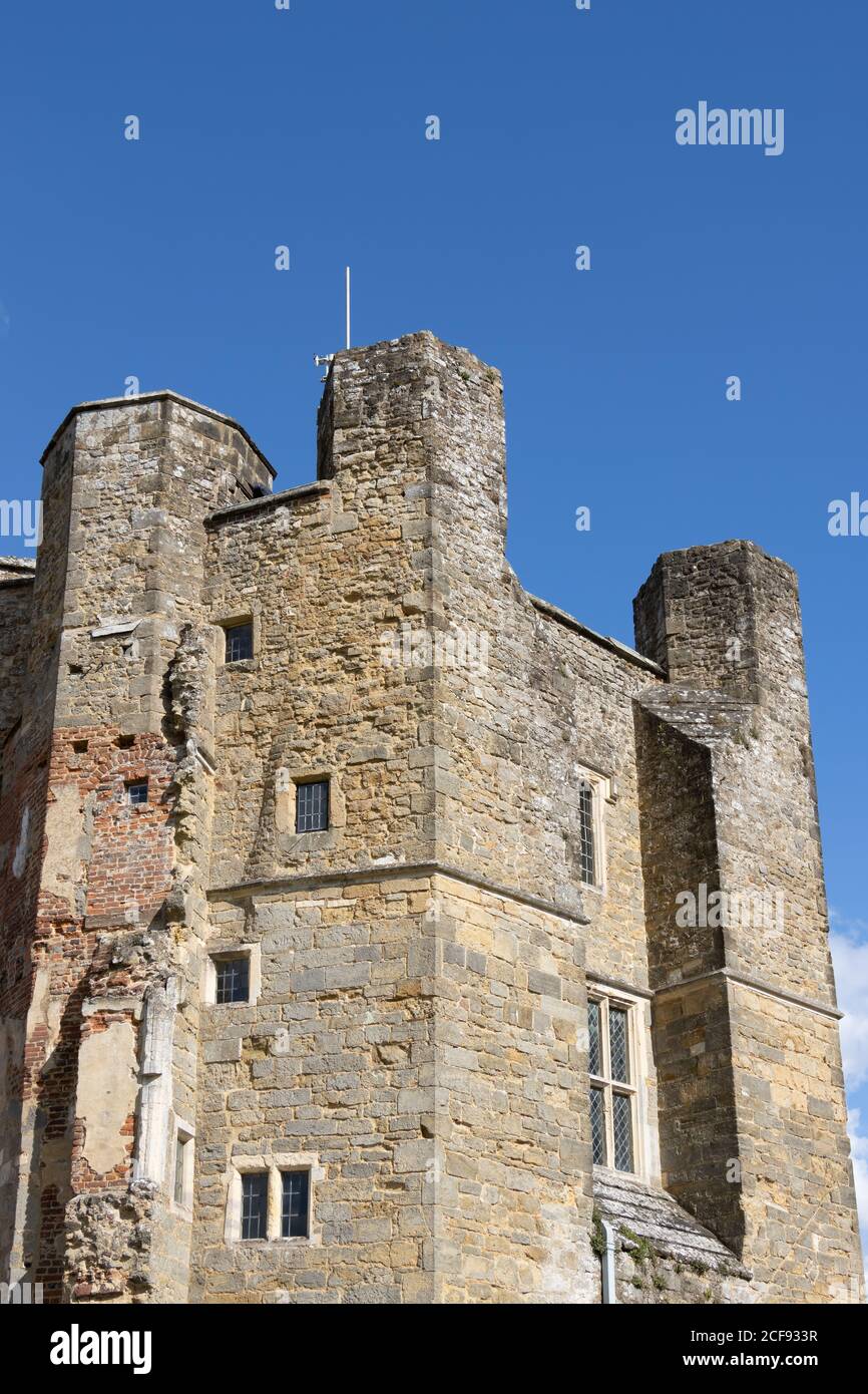Cowdray castle hi-res stock photography and images - Alamy