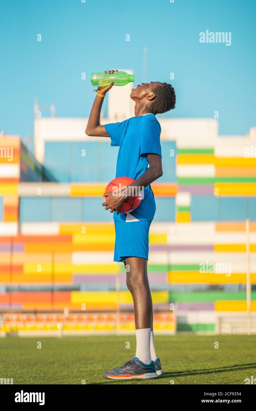 Football player drinking water hi-res stock photography and images - Alamy