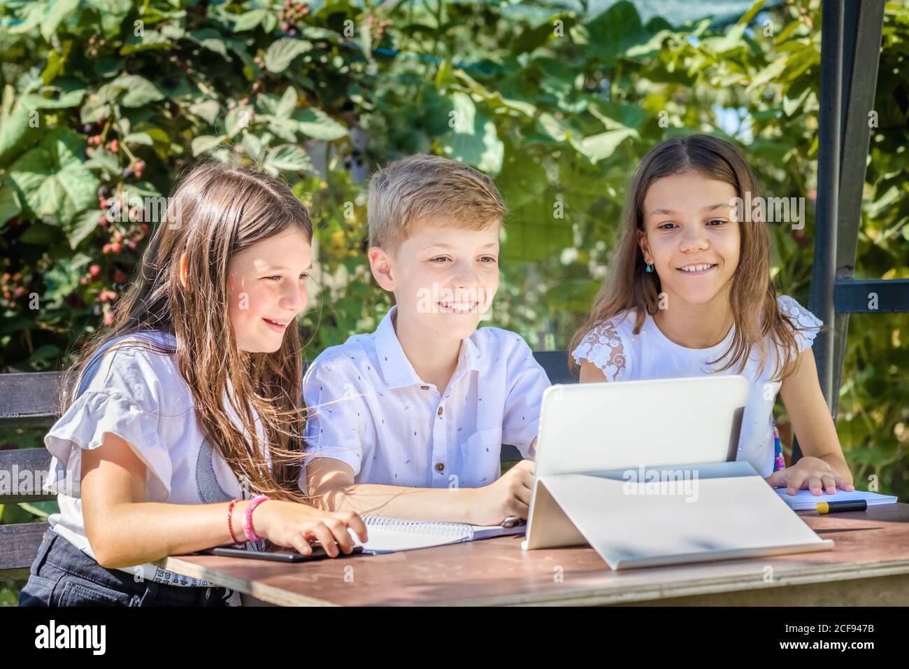 Children online fun hi-res stock photography and images - Alamy