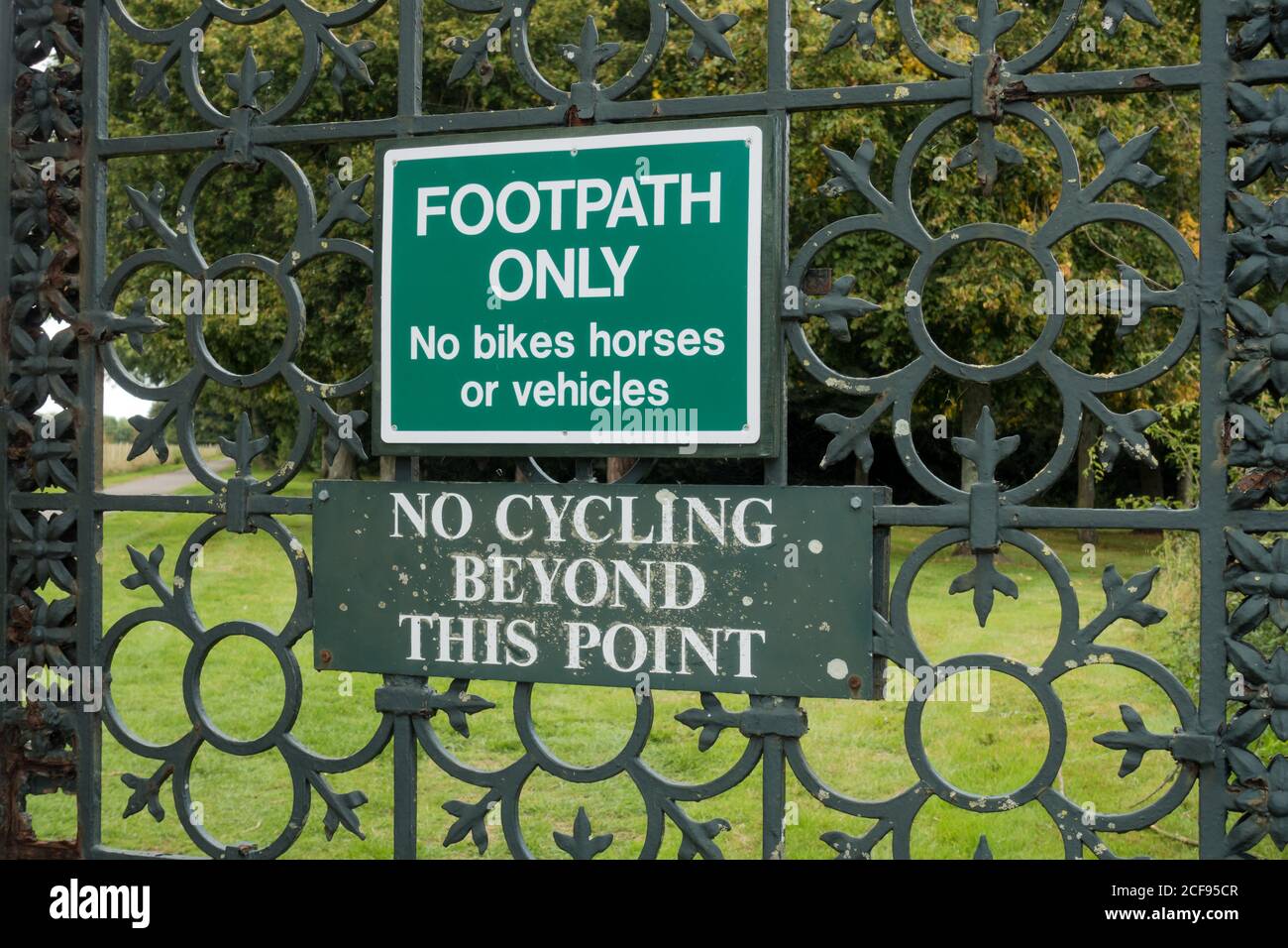 Footpath only sign hi-res stock photography and images - Alamy