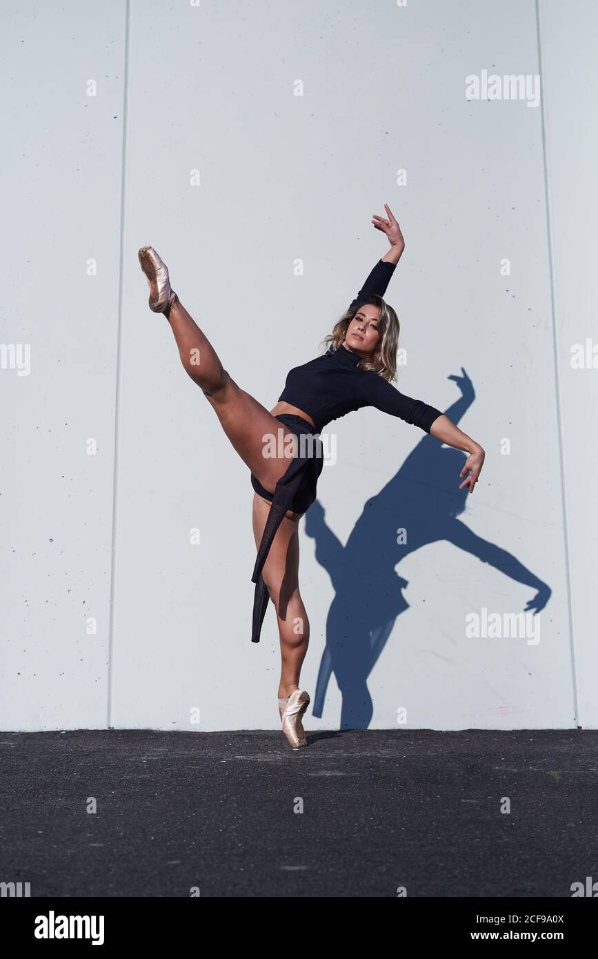 Pointe shoes black dancer hi-res stock photography and images - Alamy