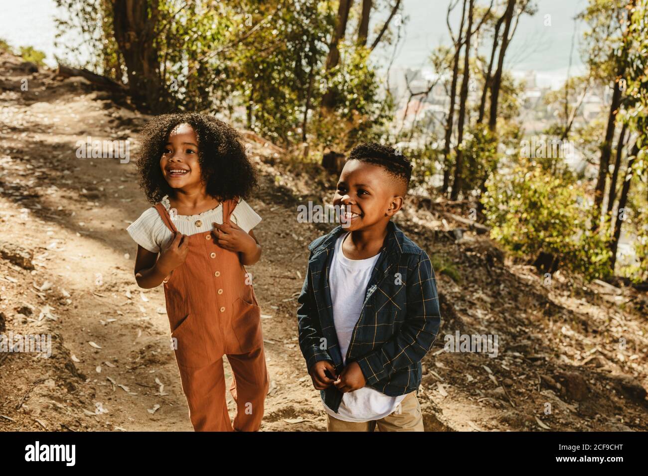 Two kids standing hi-res stock photography and images - Alamy