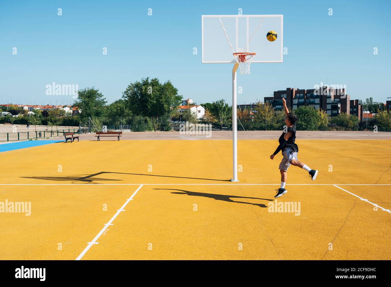 Young man playing on basketball court outdoor Stock Photo - Alamy