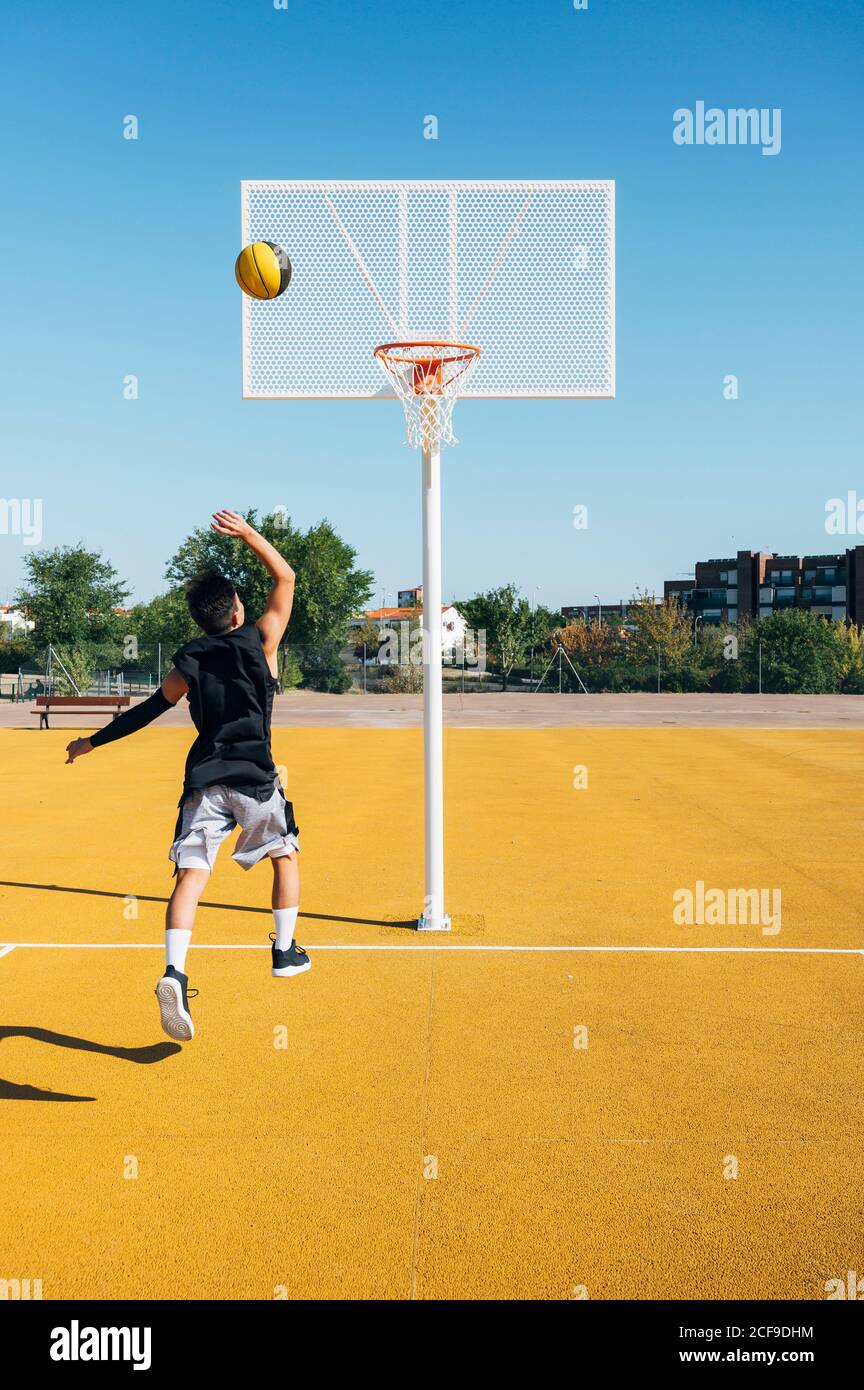 Young man playing on basketball court outdoor Stock Photo - Alamy