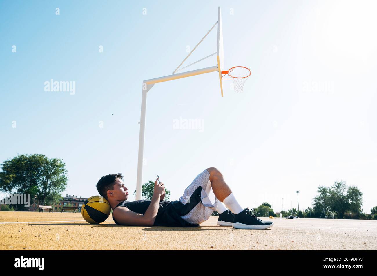Basketball player resting male hi-res stock photography and images - Alamy