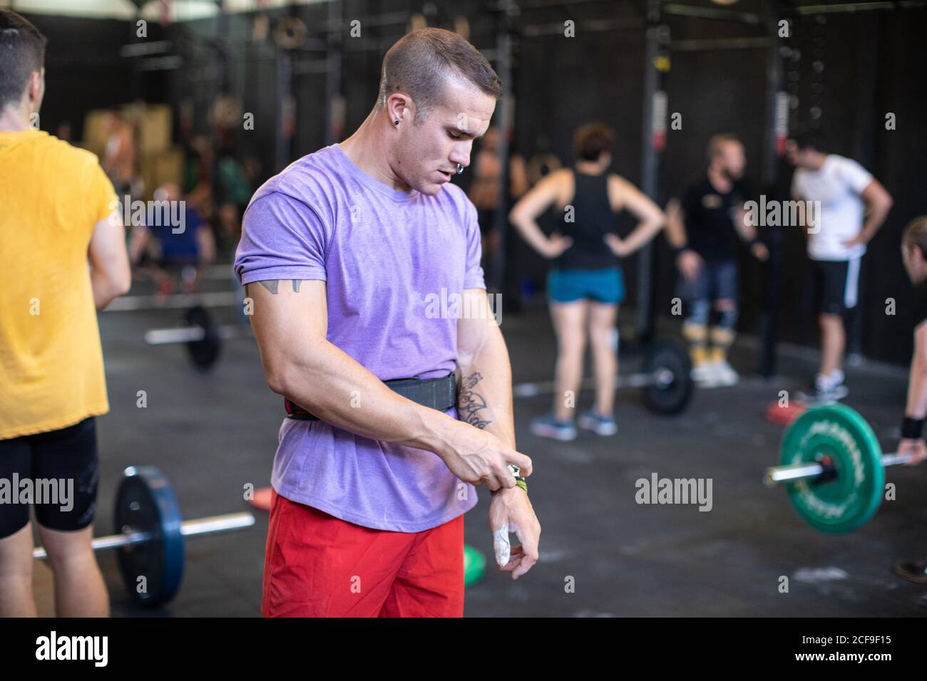 Athlete spreading magnesium on hands Stock Photo - Alamy