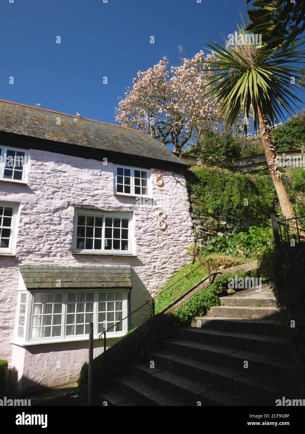 Cottage and tree hi-res stock photography and images - Alamy
