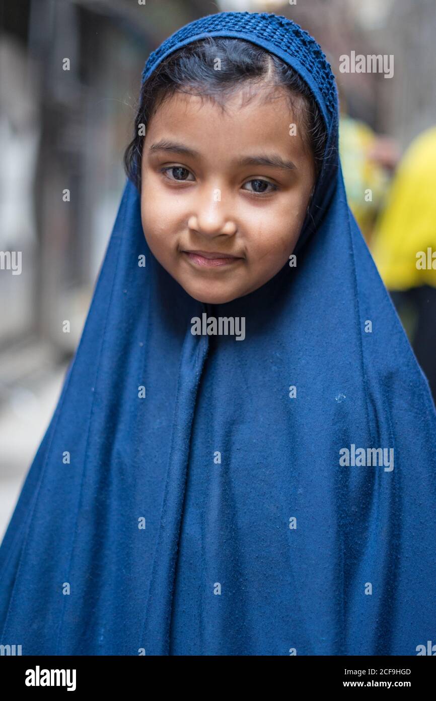 Muslim kid with headscarf hi-res stock photography and images - Alamy