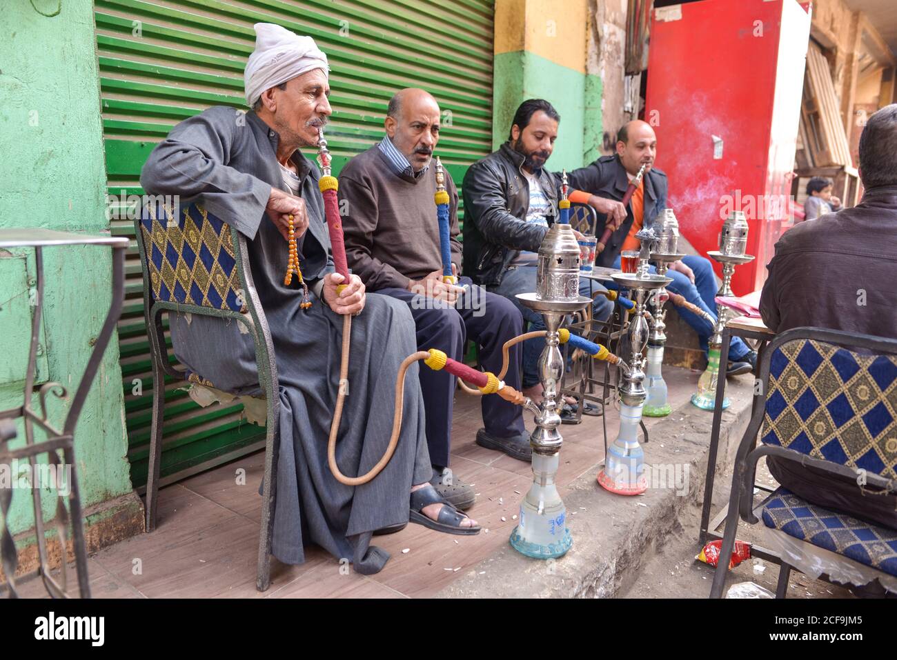 Group smoking hookah hi-res stock photography and images - Alamy