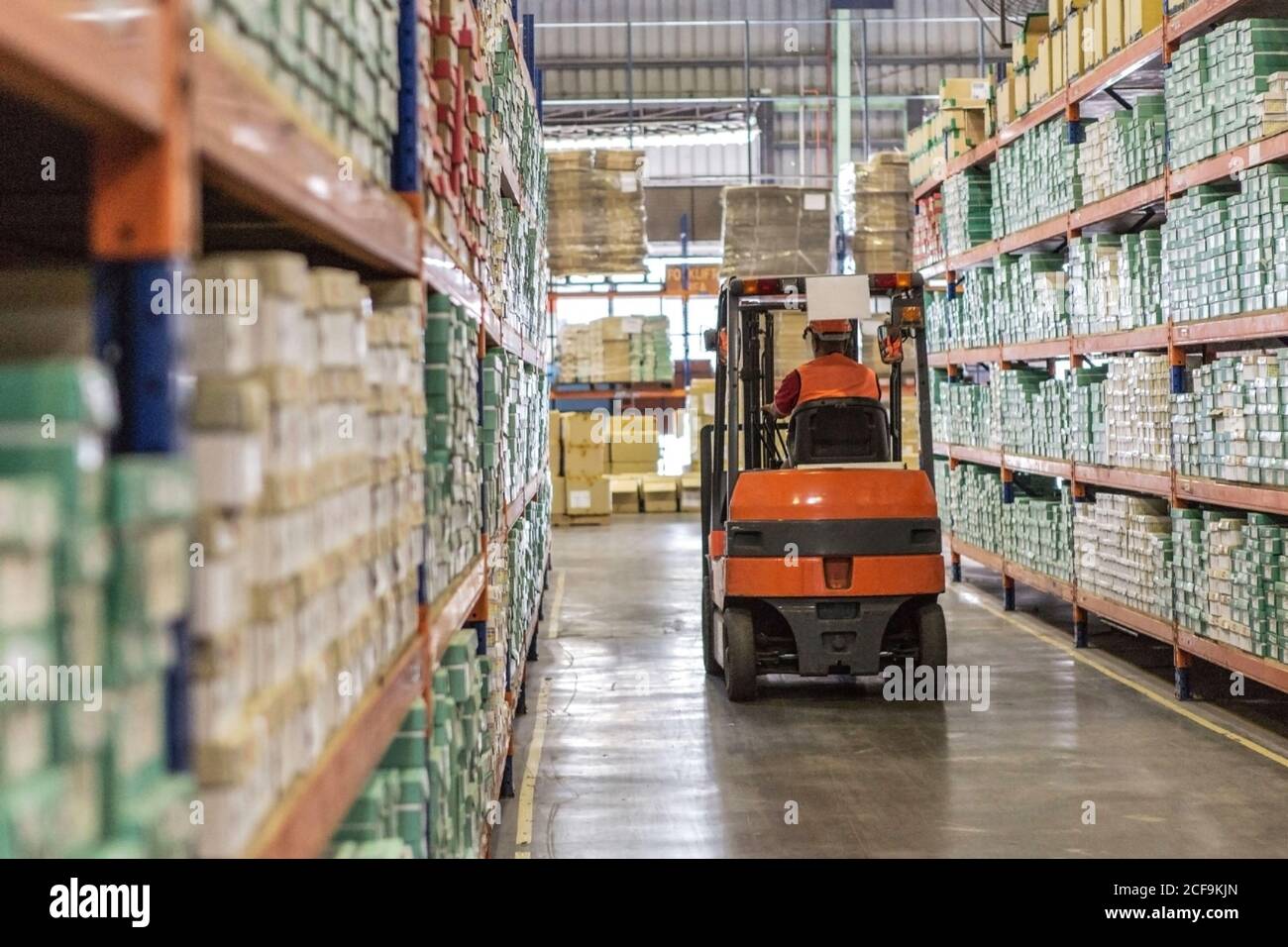 Forklift lifting cargo container hi-res stock photography and images ...