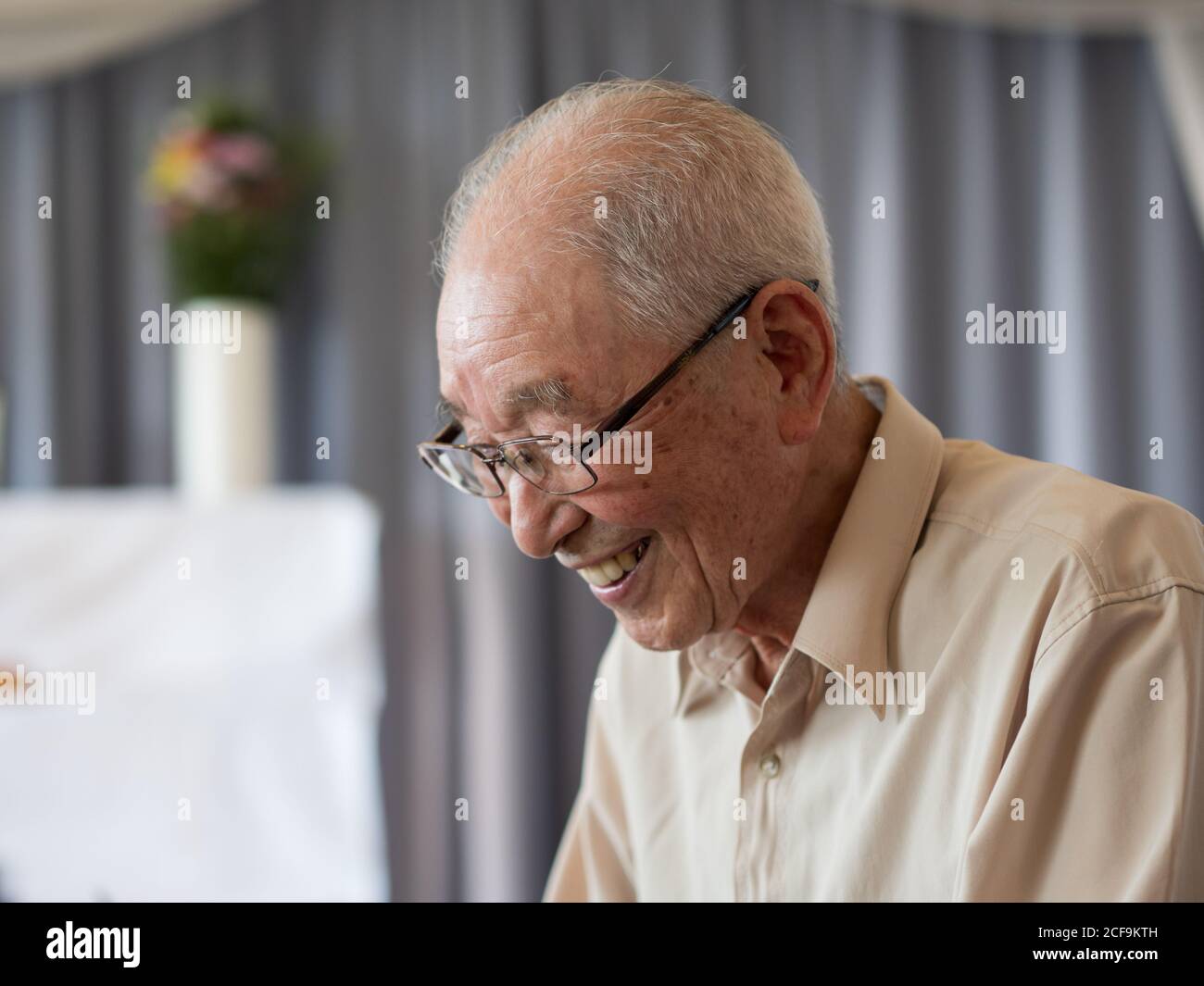 An old man talking animatedly at a family event Stock Photo - Alamy