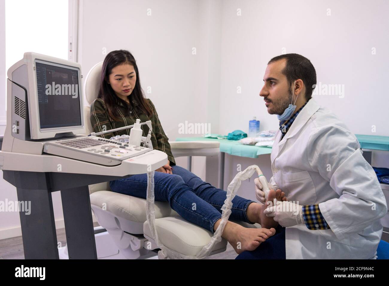 Leg ultrasound hi-res stock photography and images - Alamy