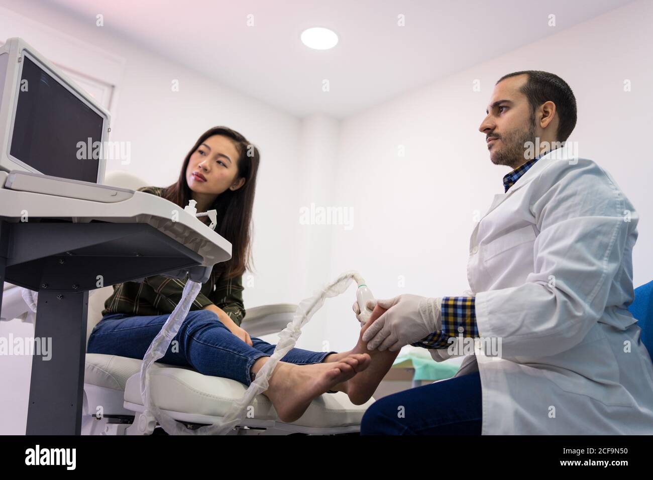 Leg ultrasound hi-res stock photography and images - Alamy