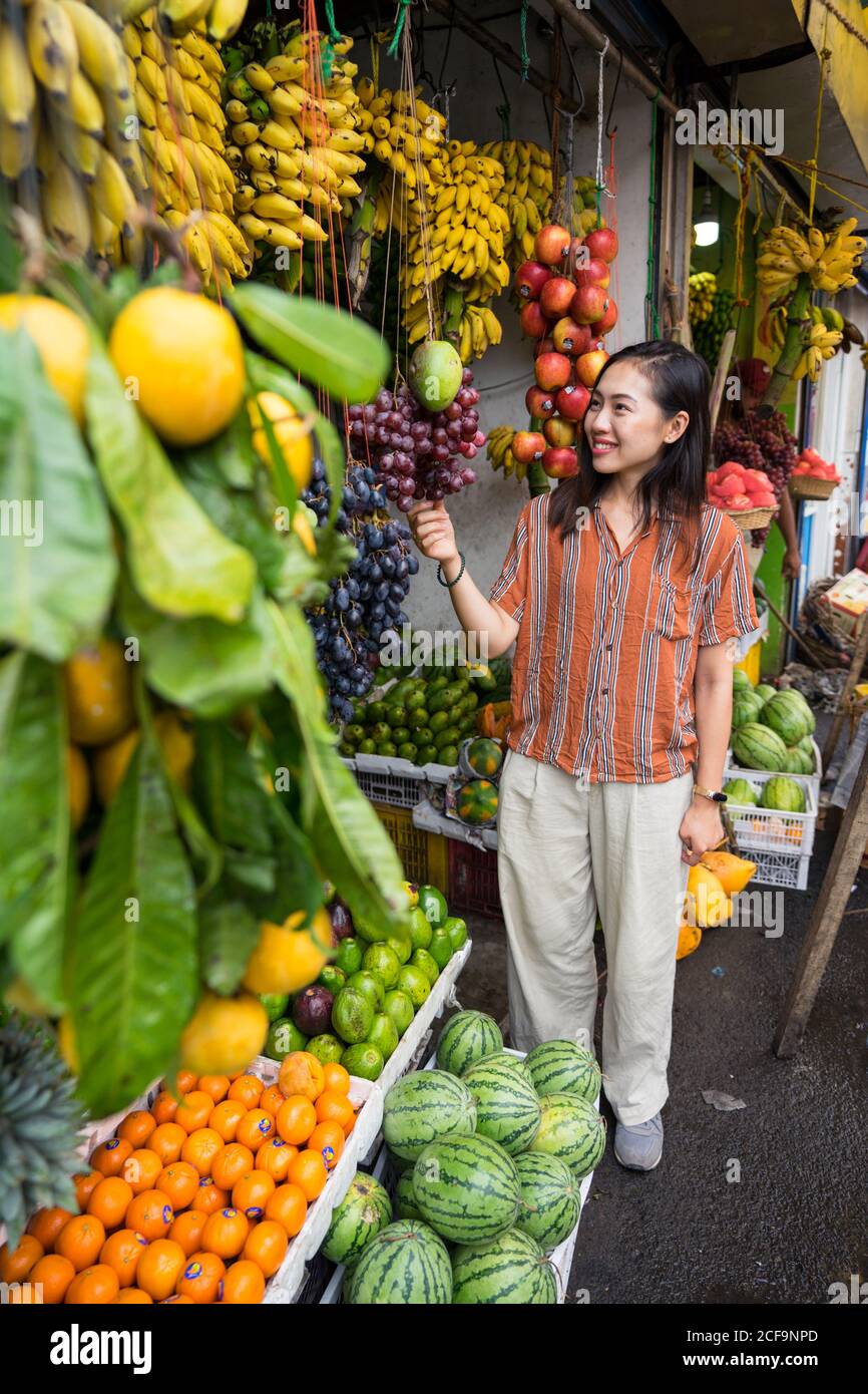 Buying food market sri lanka hi-res stock photography and images - Alamy
