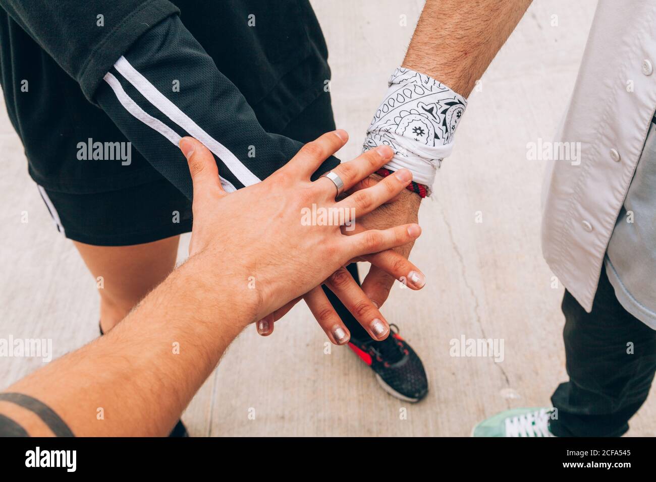 Faceless friends hi-res stock photography and images - Alamy