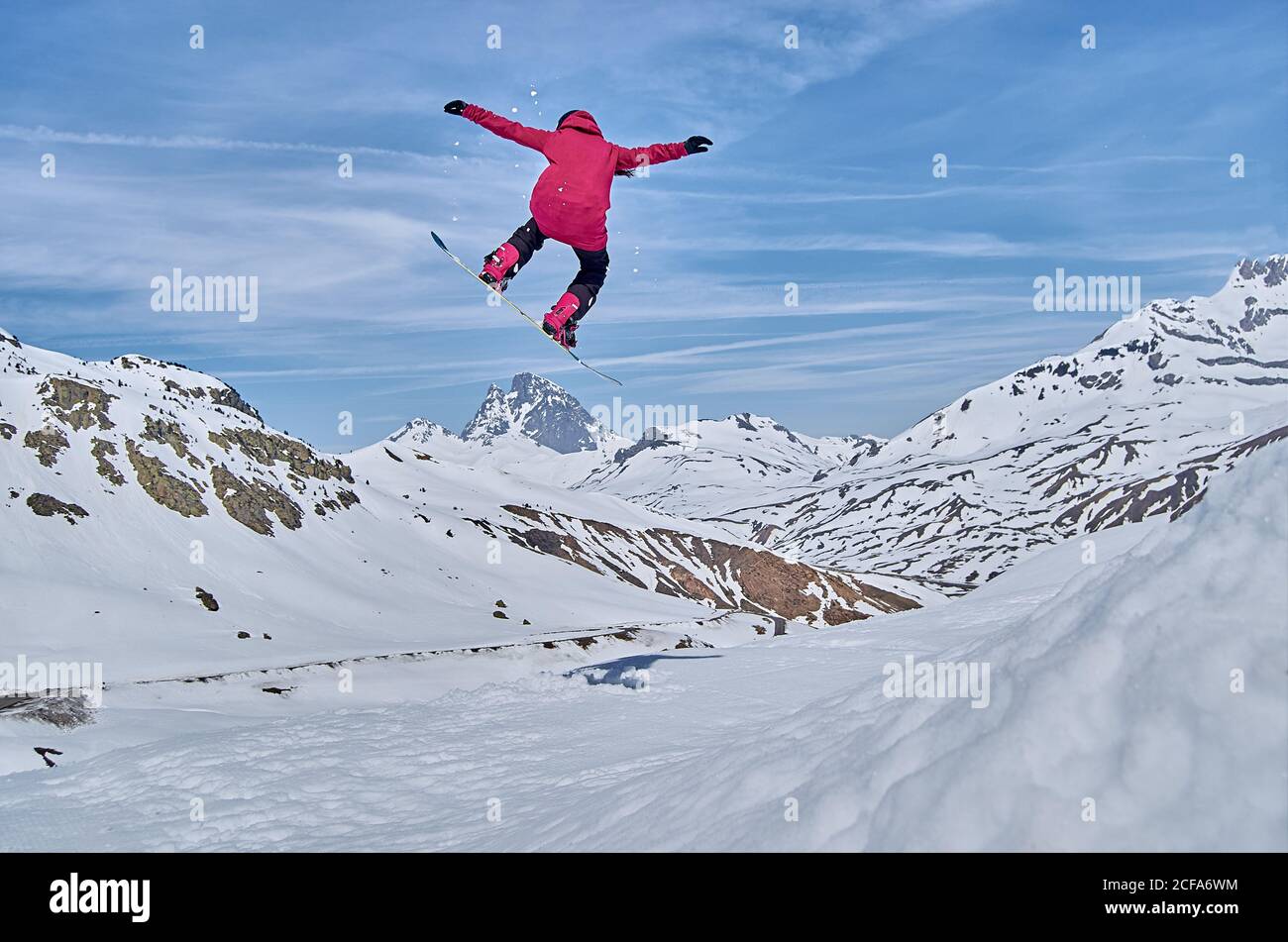 Back view unrecognizable snowboarder hi-res stock photography and ...