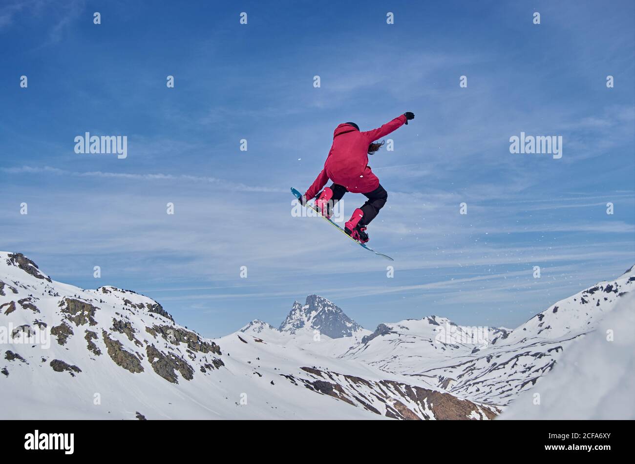 Back view young snowboarder hi-res stock photography and images - Alamy