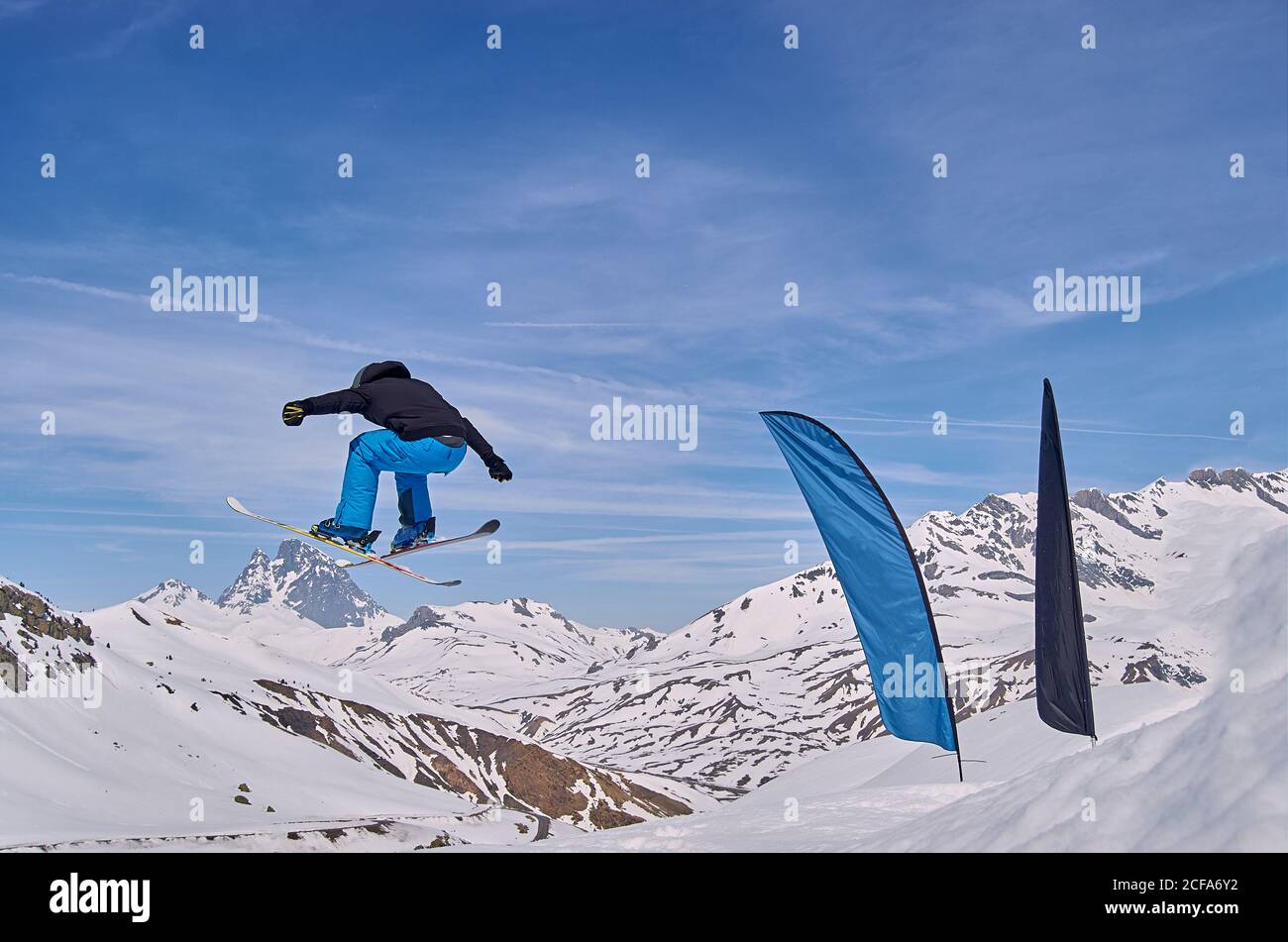 Back view unrecognizable snowboarder hi-res stock photography and ...