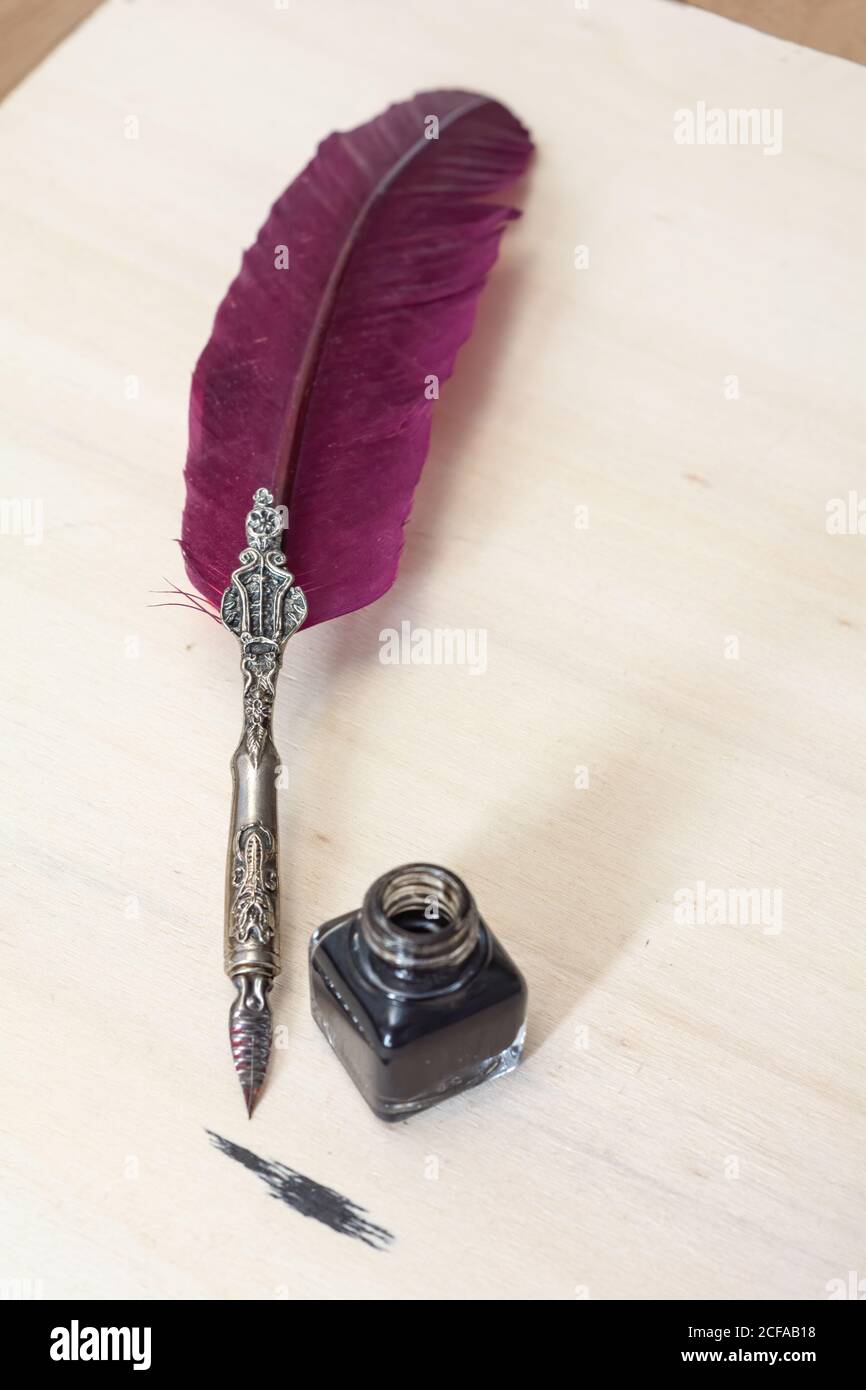 White fountain pen and inkwell hi-res stock photography and images - Alamy