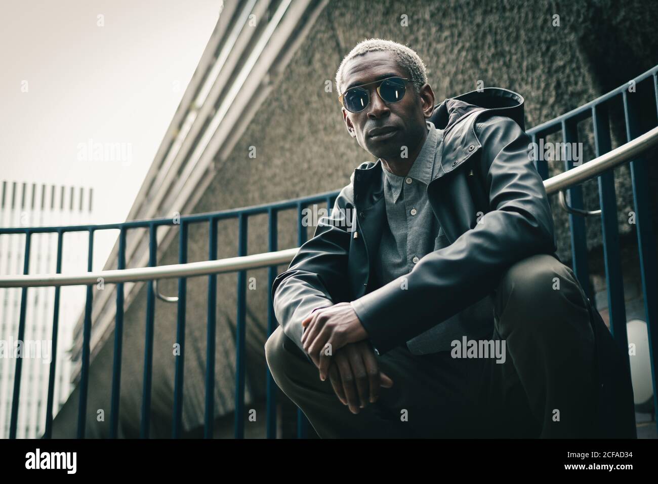 Sit on haunches hi-res stock photography and images - Alamy