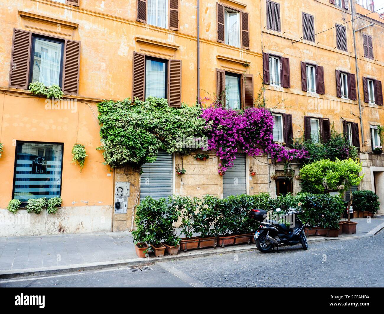 Facade building in Largo del Tritone - Rome, Italy Stock Photo - Alamy