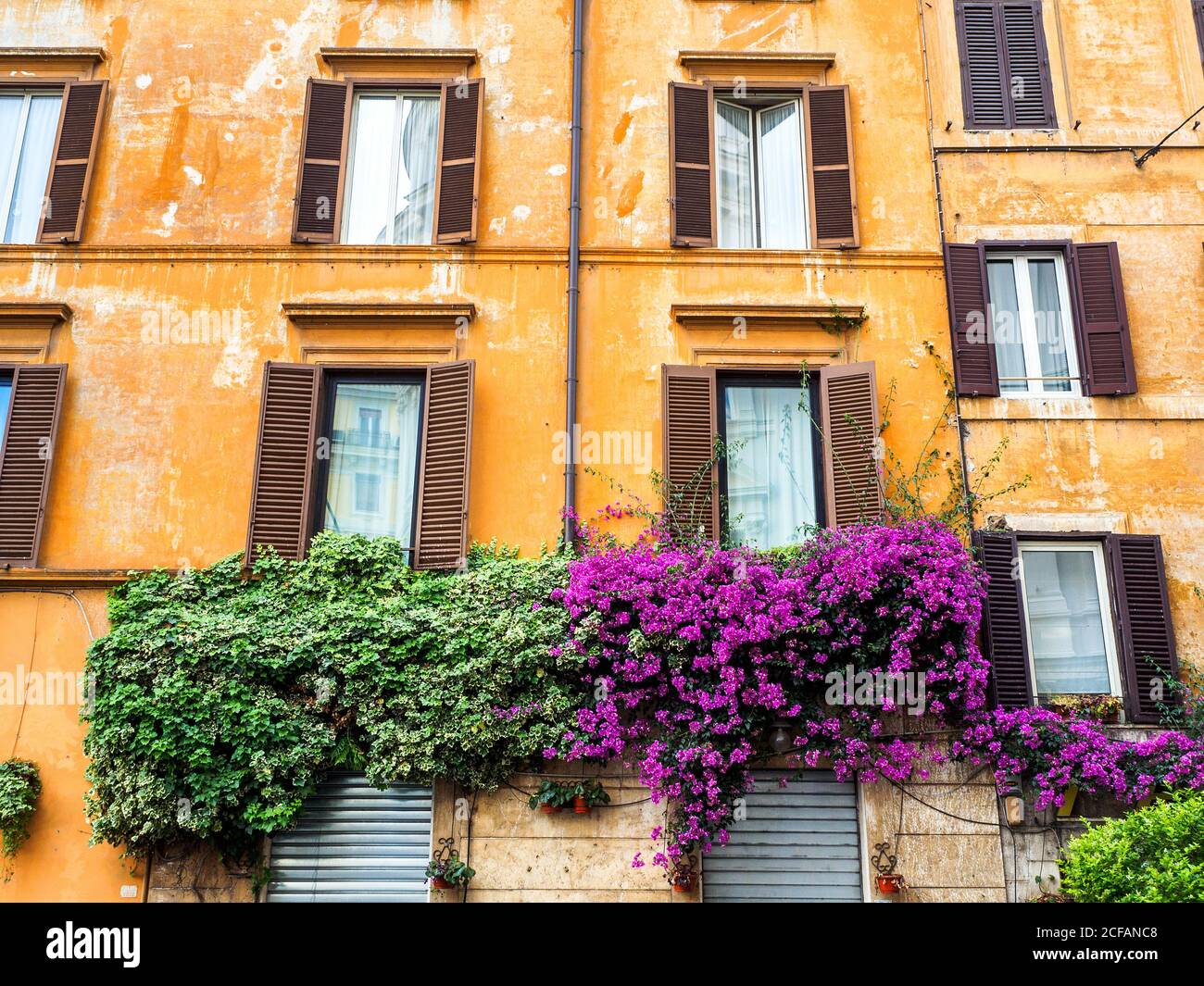 Facade building in Largo del Tritone - Rome, Italy Stock Photo - Alamy