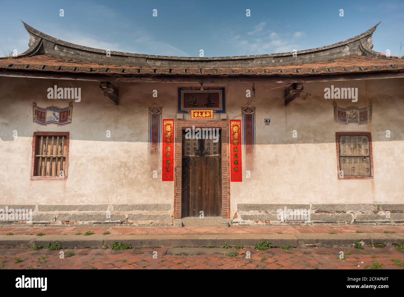 Traditional aged house curved hi-res stock photography and images - Alamy