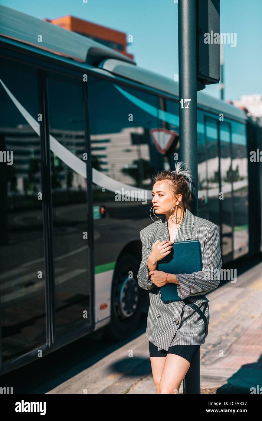 Business suit tablet bus hi-res stock photography and images - Alamy
