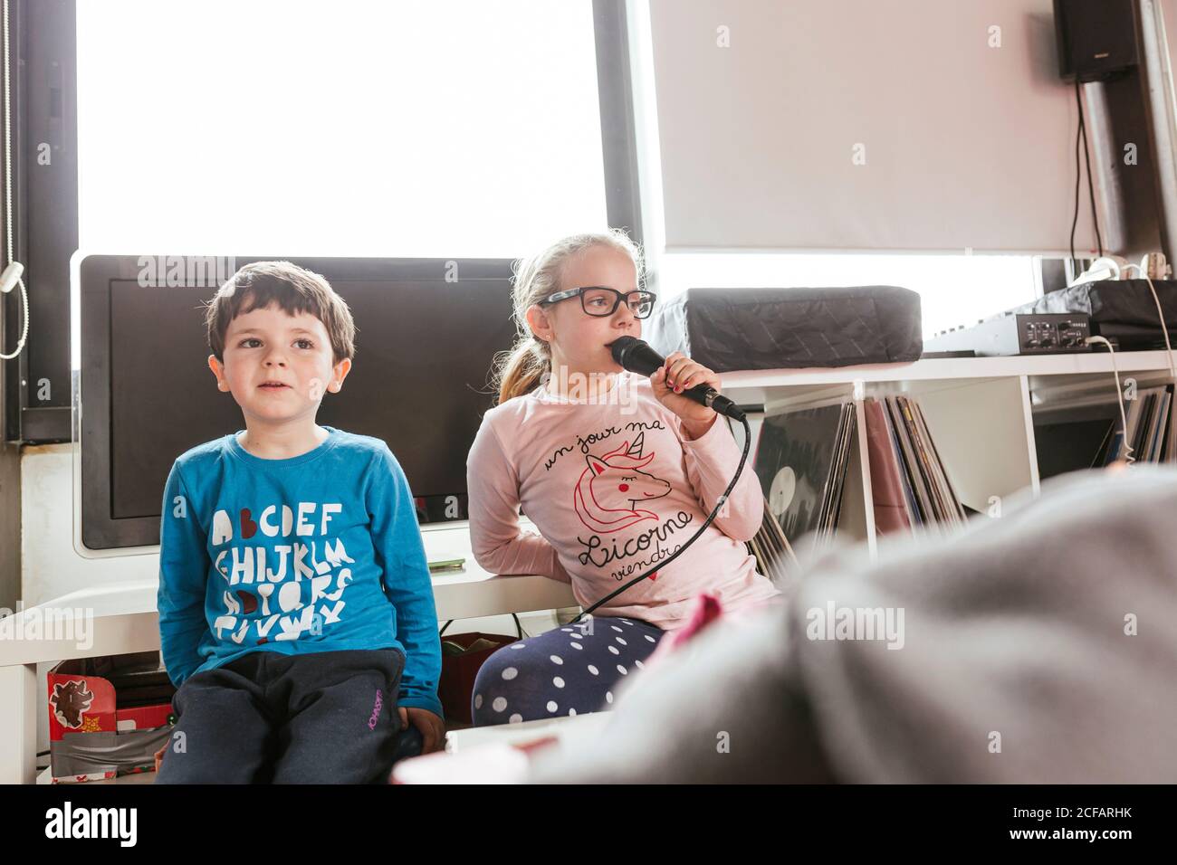 Girl and boy singing hi-res stock photography and images - Alamy
