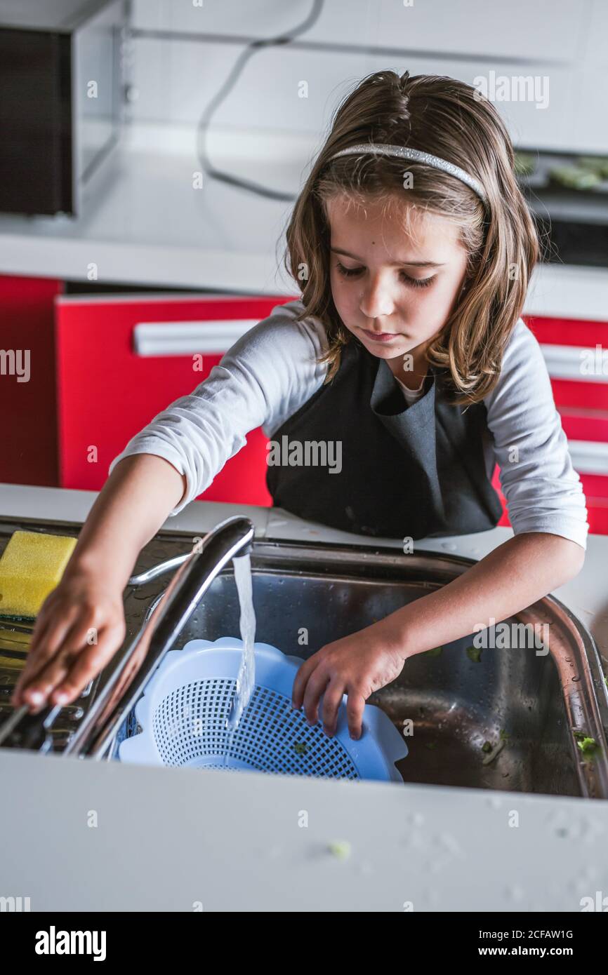 Little girl at sink hi-res stock photography and images - Alamy