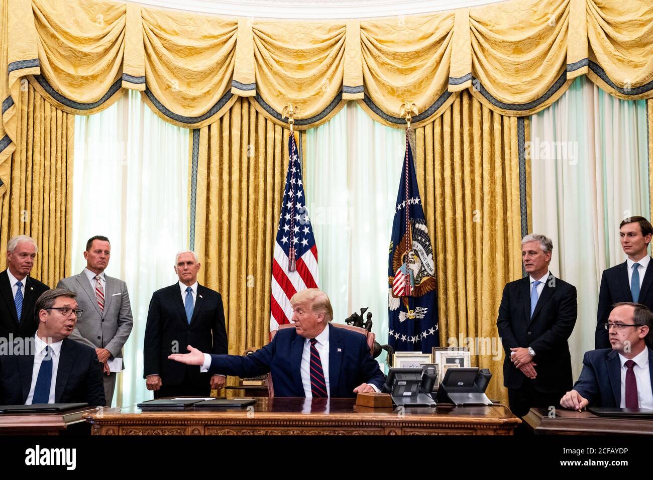 Signing photos hi-res stock photography and images - Alamy